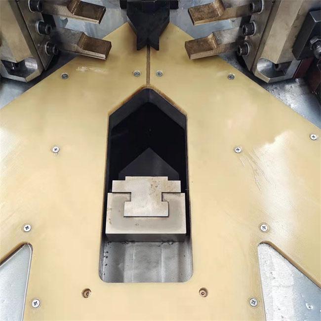 Synchronous corner grouping machine for aluminum doors and windows